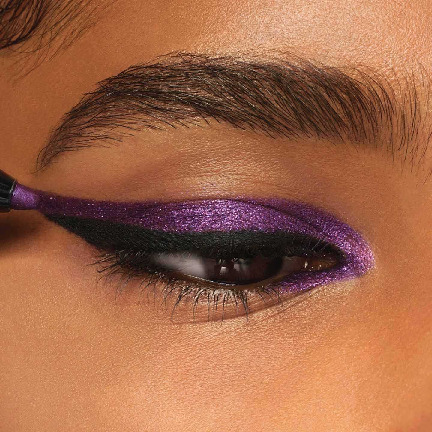 Krijg de look: Volle paarse wing | Tips van Maybelline Master